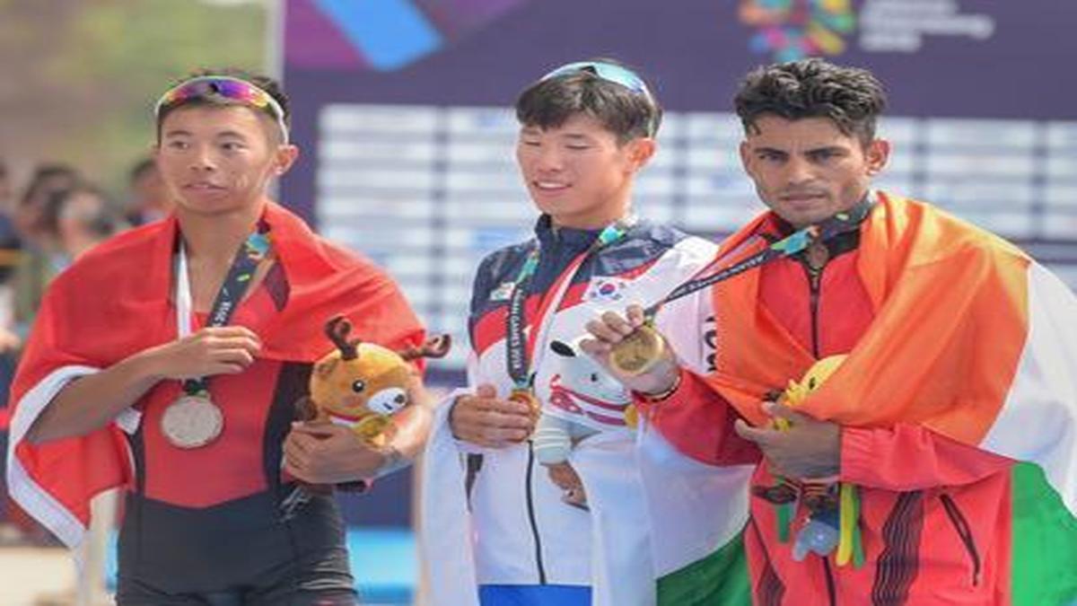 Army welcomes Asiad medal winning rowers - Sportstar