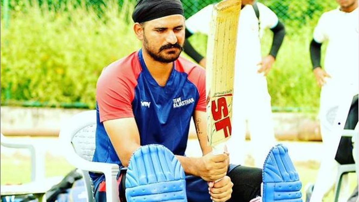 Cricketer Tajinder distributes food to over 10,000 migrants - Sportstar