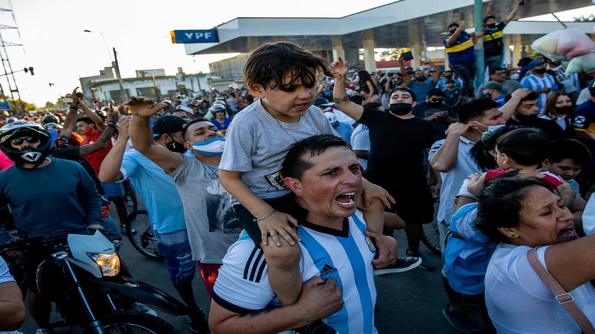 Buenos Aires mourns at Diego Maradona's funeral - Sportstar