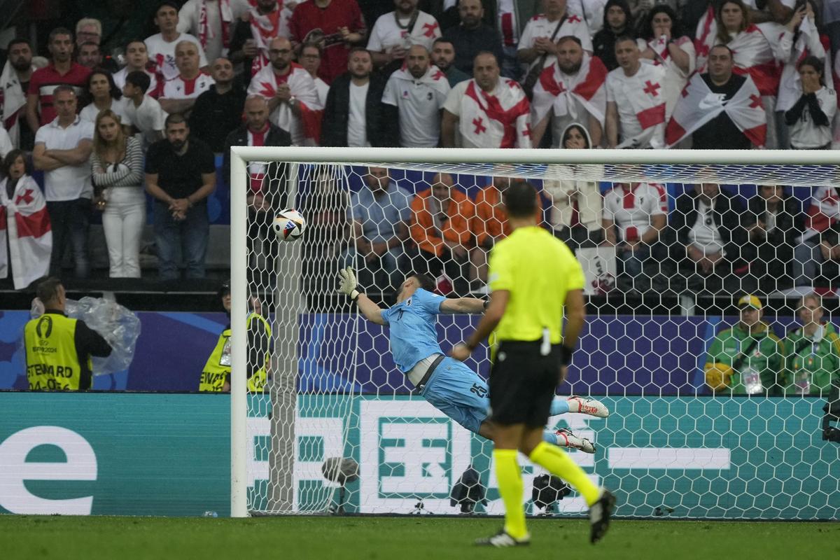 Turkiye vs Georgia, Euro 2024: TUR v GEO real-time gallery, Turkish ...