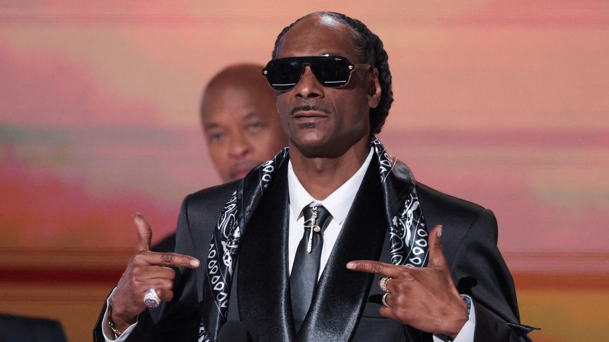 The American rapper Snoop Dogg joins the Swansea City ownership group ...