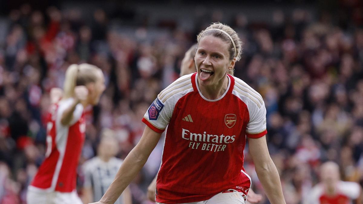 Arsenal pips Manchester United to stay in Women’s Super League title ...