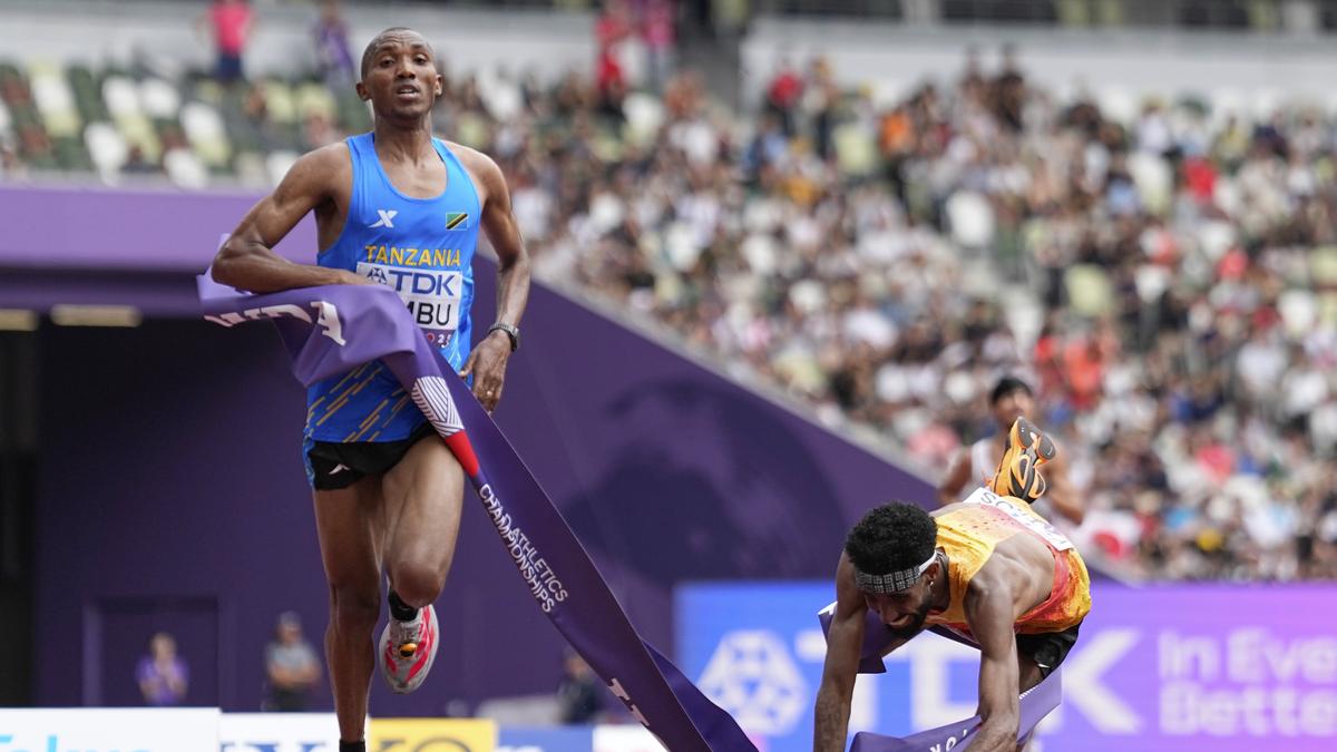 WATCH: Simbu snatches marathon gold from Petros at the line at World ...