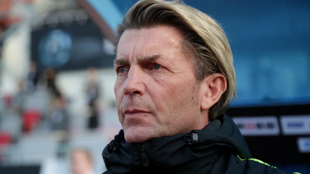 South Korea women's coach Colin Bell hospitalised with COVID-19 - Sportstar