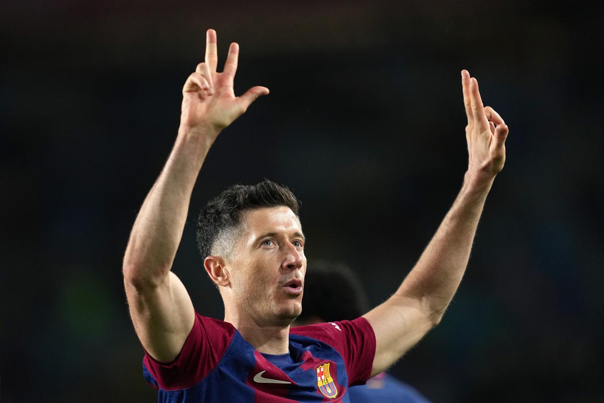 Barcelona 4-2 Valencia: Robert Lewandowski treble guides Xavi's side ...