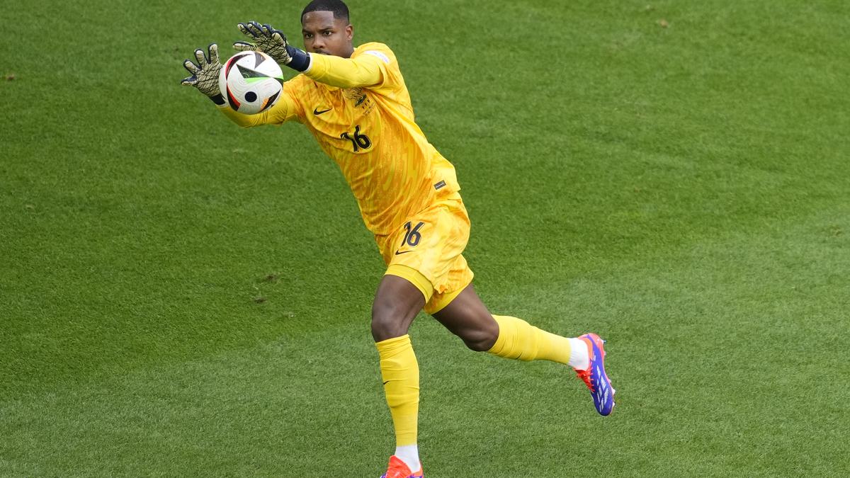 Euro 2024 final: Mike Maignan wins the Golden Glove after Spain beats ...