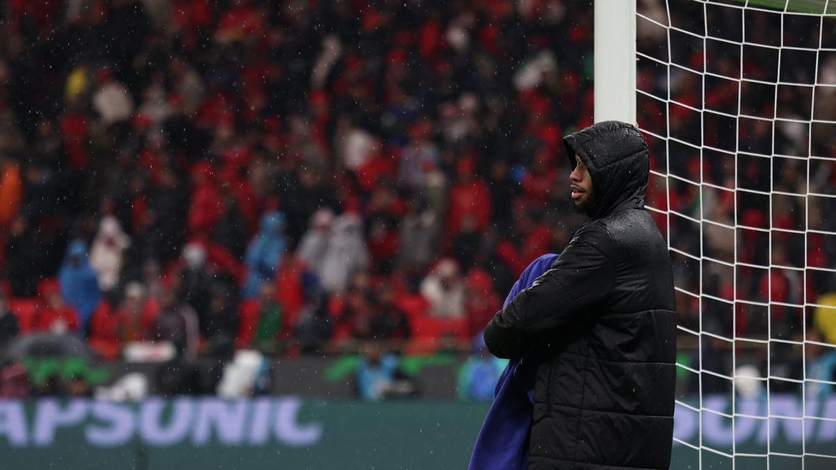 The towel tussle that made Senegal’s second-choice goalkeeper a ...