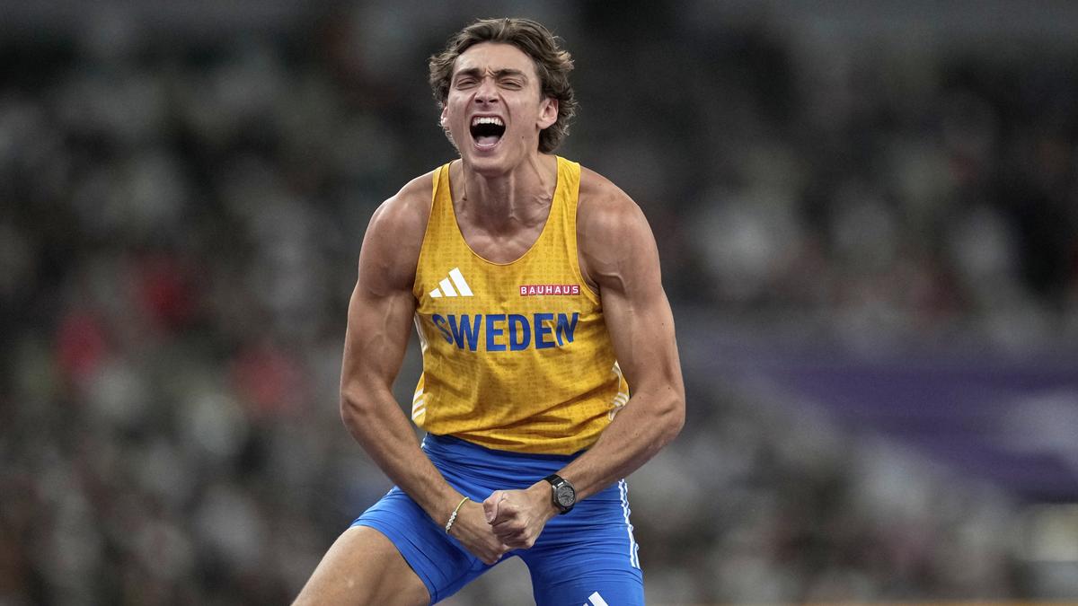 Armand Duplantis sets 14th pole vault WR at World Championships — Full ...