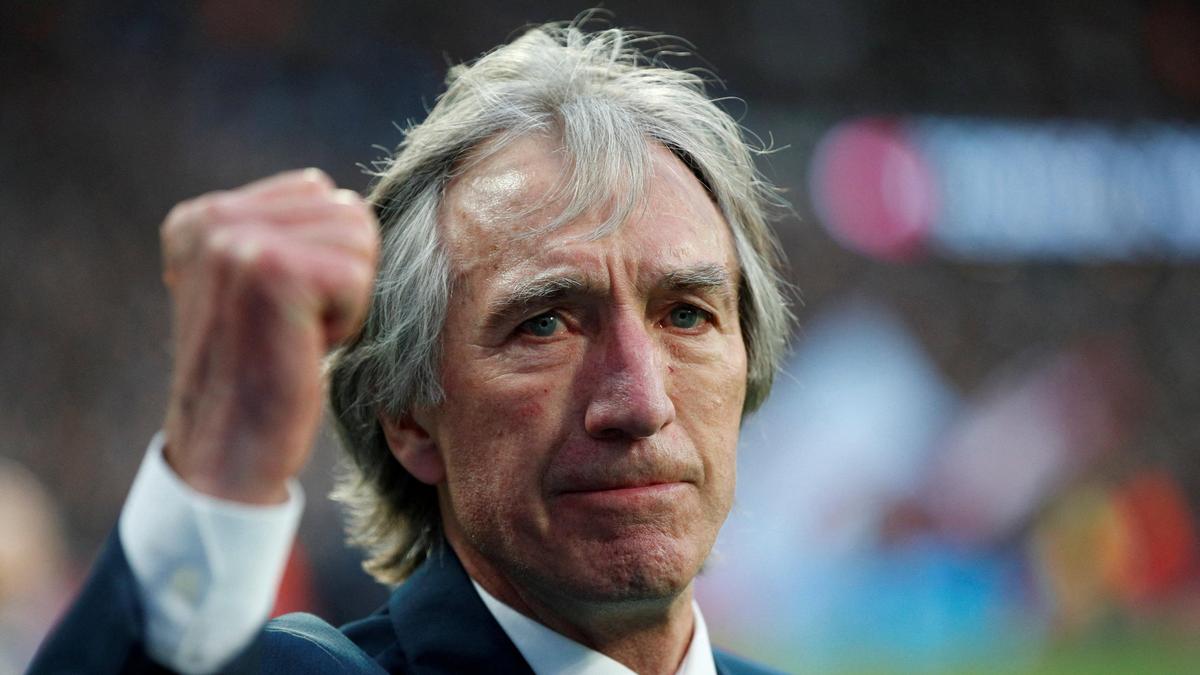 West Ham great Billy Bonds dies at 79, players wear black armbands ...