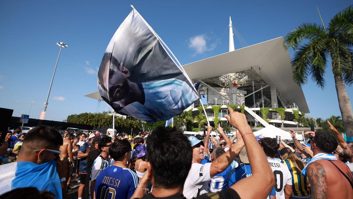Fans rush security gates ahead of Copa America 2024 final between ...