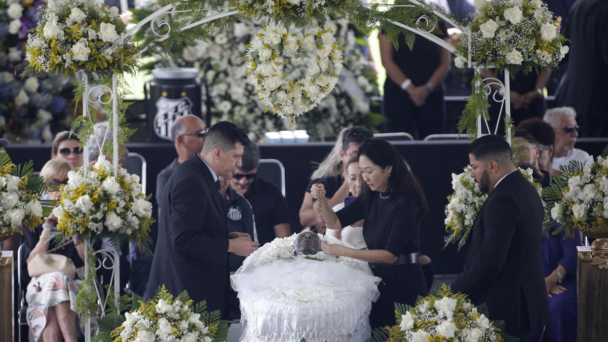 Brazil prepares to bury Pele in Santos; Lula attends mass at Vila ...