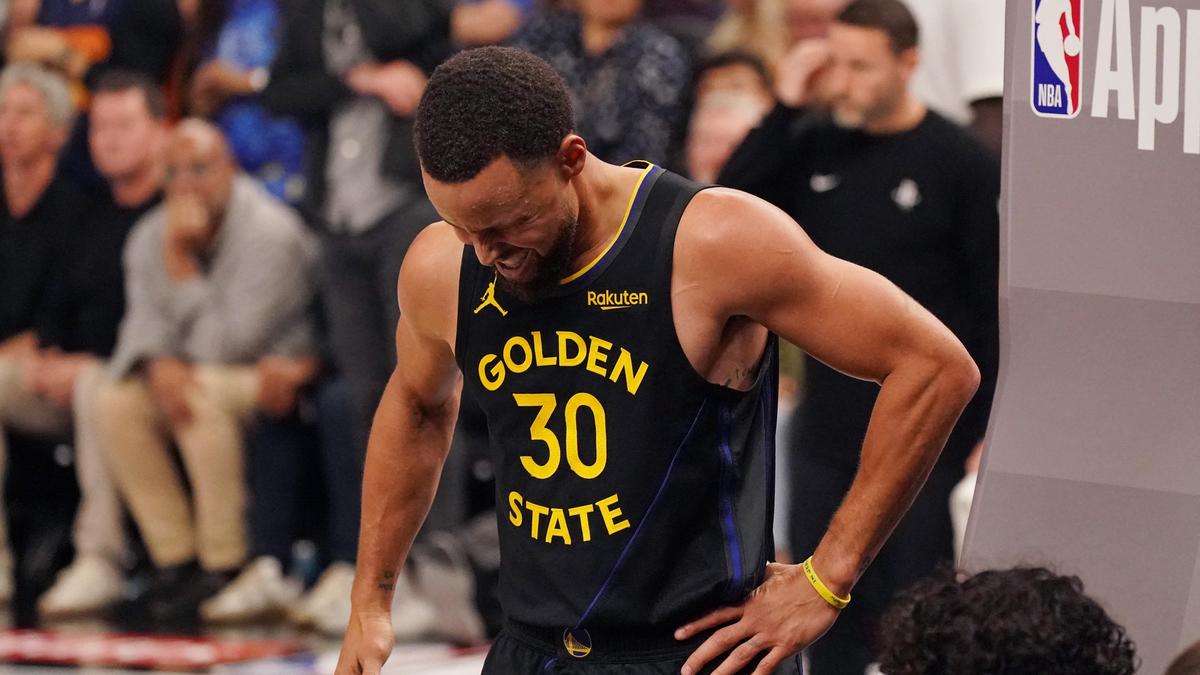 NBA: Stephen Curry bruises right quadriceps in Warriors’ loss, will ...