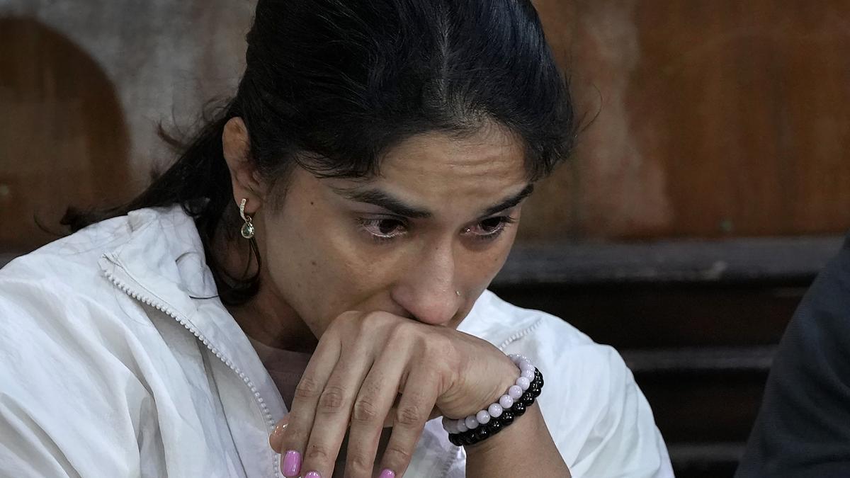 Vinesh Phogat returns her Khel Ratna and Arjuna Award in protest ...