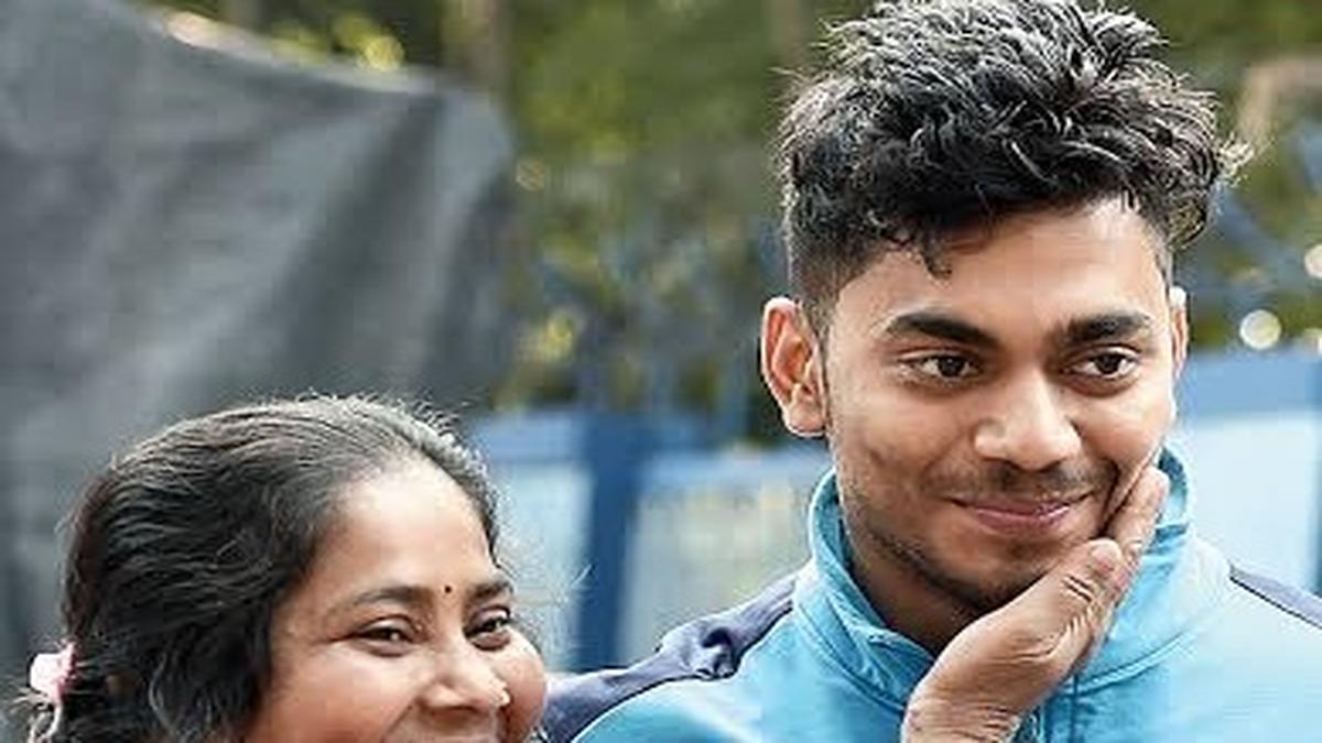 Achinta Sheuli wins gold in 73kg weightlifting in Commonwealth Games ...