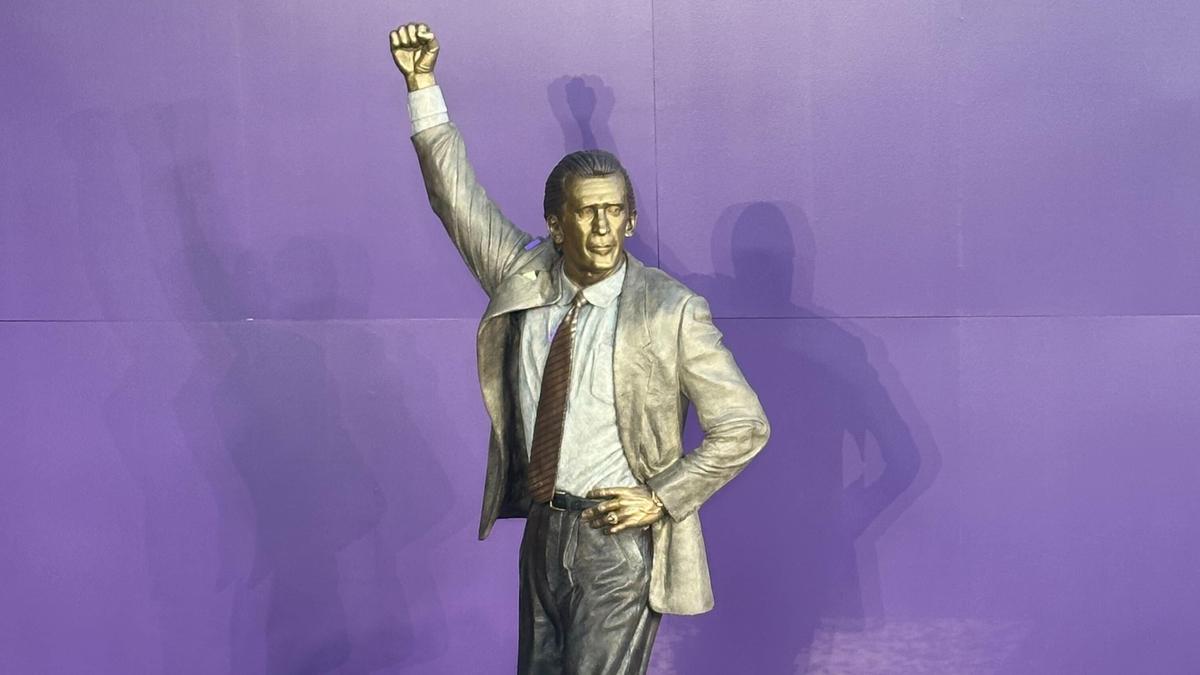 LA Lakers honours legendary coach Pat Riley with bronze statue in Los ...