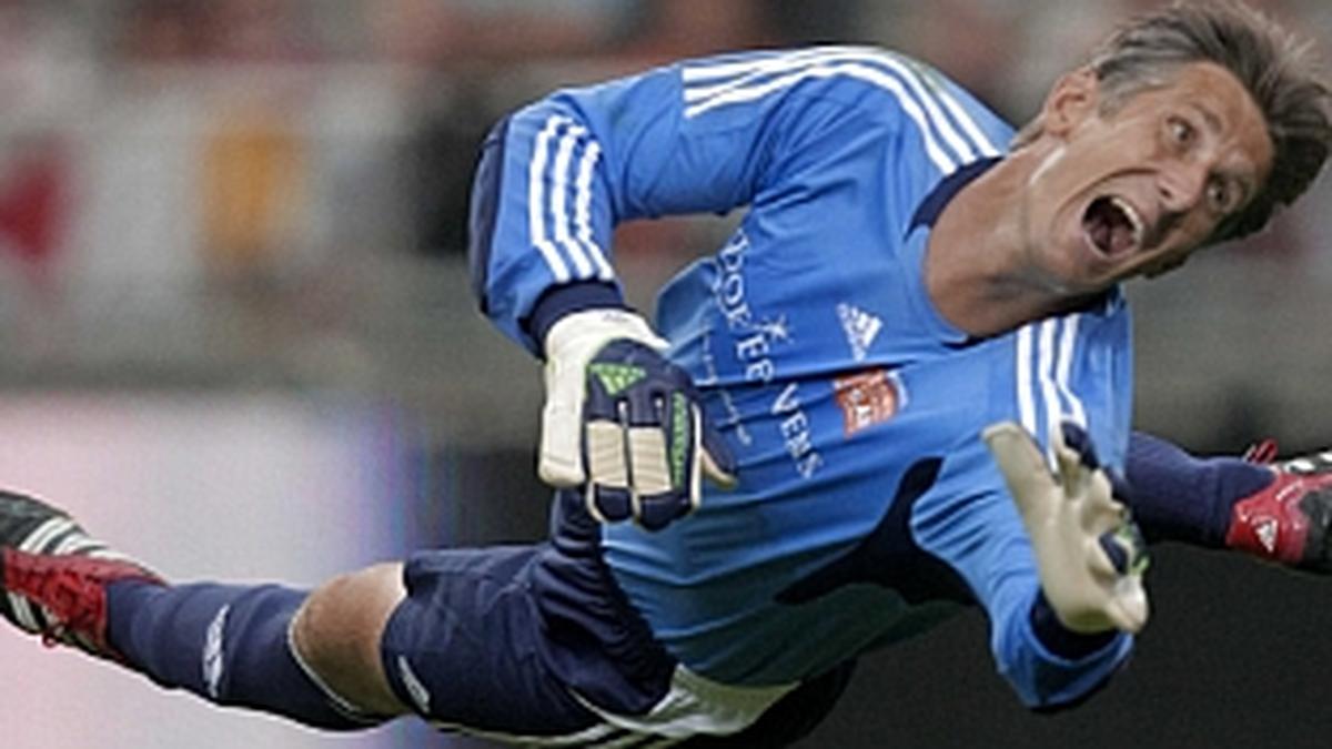 Van der Sar celebrates retirement in style - Sportstar