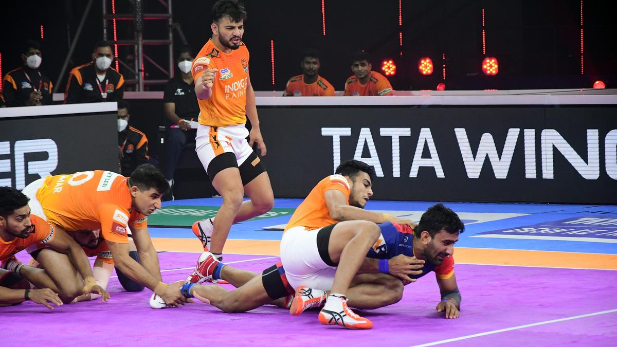 Pro Kabaddi: Pardeep, Surender star in U.P. Yoddha's 50-40 win over Puneri Paltan; Bengal ...